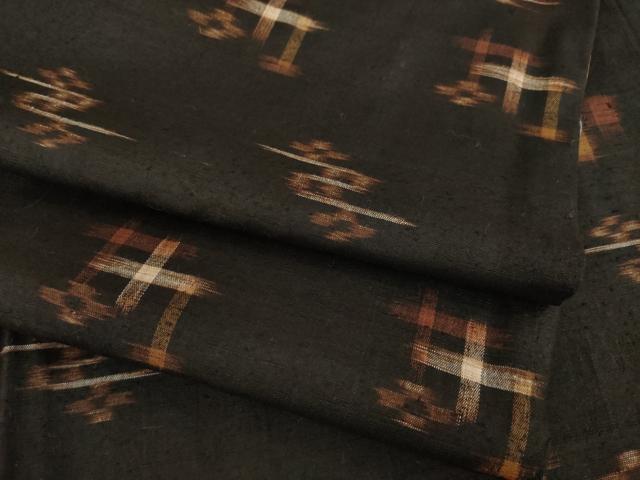 平和屋着物●国指定重要無形文化財　本場久米島紬　手織　琉球絣文様　正絹　逸品　AABA8277ck