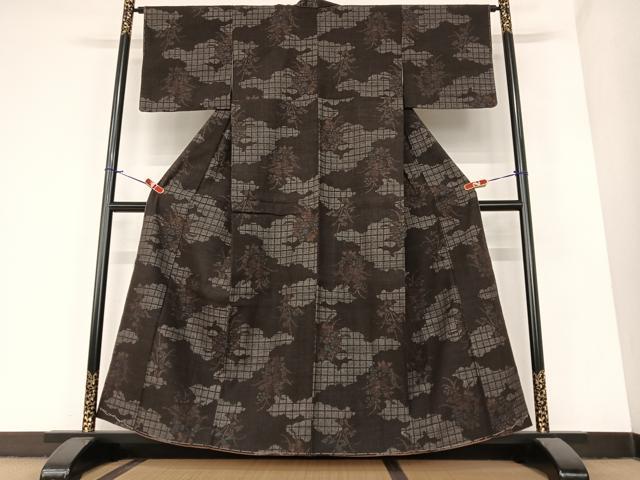 平和屋着物●本場結城紬　重要無形文化財　飛び亀甲柄　草花文　黒地　正絹　逸品　未使用　AABA0400zg