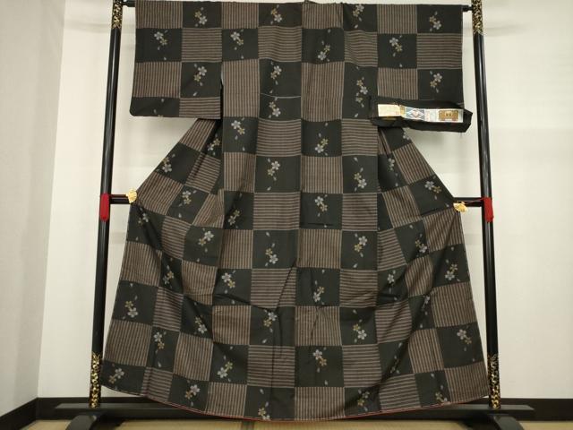 平和屋着物●本場大島紬　純泥染め　カタス7マルキ　市松舞桜文　黒地　紬の原田　やまと誂製　証紙付き　正絹　逸品　未使用　AABA0791ck