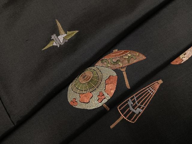 平和屋着物●本場大島紬　刺繍　番傘花文　折り鶴　黒地　正絹　逸品　AABA4351ph