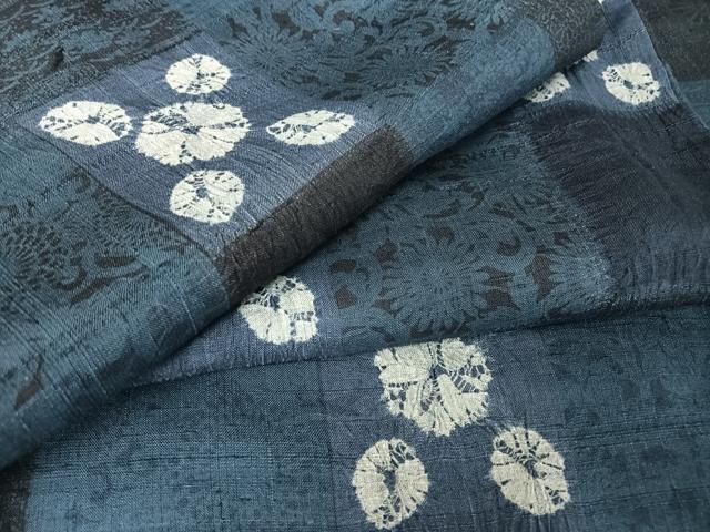 平和屋着物●伝統工芸士　七代目　吉澤与市　藍　紬　絞り　市松花文　正絹　逸品　AABA4596np