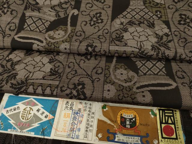 平和屋着物●本場大島紬　古代染色純泥染　手織り　カタス9マルキ　陶器花文　成田博宗作　証紙付き　正絹　逸品　AABB0476ck