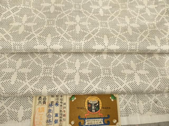 平和屋着物●本場大島紬　白大島　手織り　一元7マルキ　花丸つなぎ　牧重信作　証紙付き　正絹　逸品　AABB1963ck