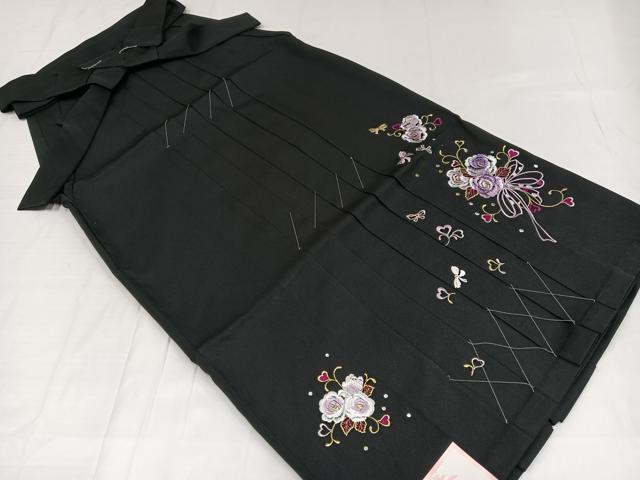 平和屋着物●行灯袴　刺繍　舞花文　黒地　金糸　洗える着物　未使用　AABB2996ph