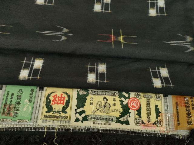 平和屋着物●結城紬　琉球絣文様　黒地　証紙付き　正絹　逸品　AABB7901ck