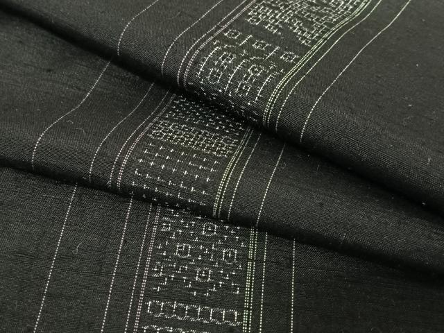 平和屋着物●結城紬　100亀甲　飛び亀甲柄　間道　黒地　やまと誂製　正絹　逸品　AABC0144zg