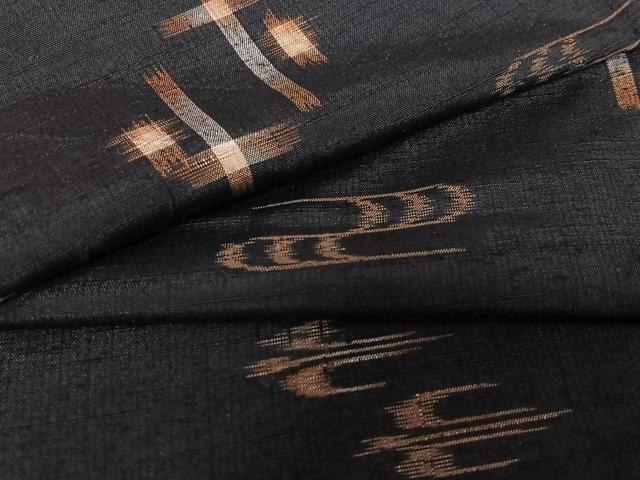 平和屋着物●国指定重要無形文化財　本場久米島紬　手織　飛鳥文　黒地　正絹　逸品　AABC0148zg