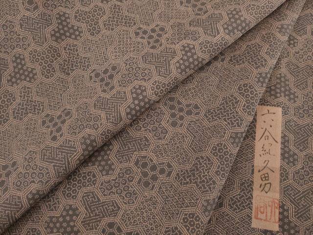 平和屋着物●人間国宝　初代 六谷梅軒(六谷紀久男)錐彫り　重要無形文化　財伊勢型紙　江戸小紋　毘沙門亀甲　正絹　逸品　AABC3242ck