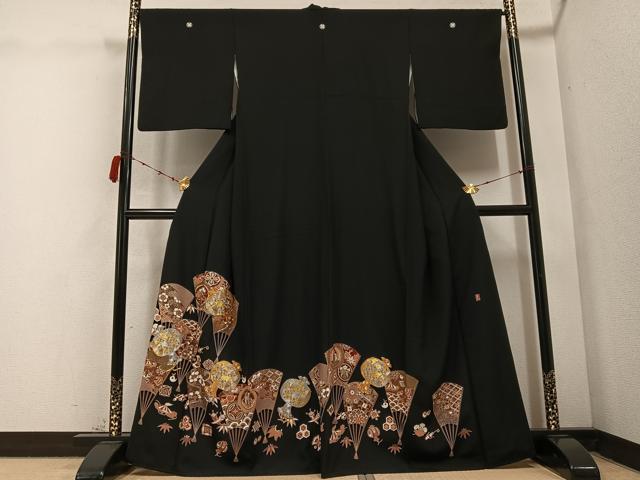 平和屋着物●豪華黒留袖　作家物　駒刺繍　打ち出の小槌　扇面吉祥花宝尽くし　金彩　正絹　逸品　AABC3347ph
