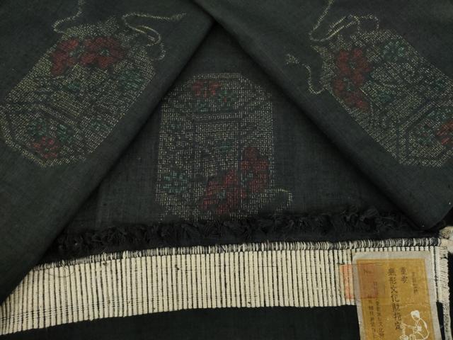 平和屋着物●本場結城紬　重要無形文化財　100亀甲　貝桶花文　飛び亀甲柄　黒地　結織苑　証紙付き　正絹　逸品　AABC6088ck