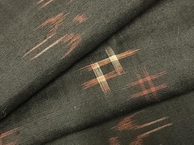 平和屋着物●国指定重要無形文化財　本場久米島紬　手織　琉球絣　鈴乃屋扱い　正絹　逸品　AABD0530fy