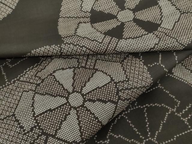 平和屋着物●本場大島紬　泥染め　カタス9マルキ　地空き　源氏車文　正絹　逸品　AABD4994cs