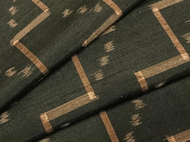 平和屋着物●国指定重要無形文化財　本場久米島紬　手織　抽象文様　正絹　逸品　AABD8536fy