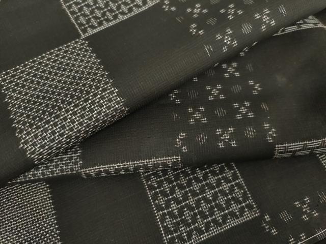 平和屋着物●本場大島紬　カタス7マルキ　市松吉祥文　黒地　正絹　逸品　AABE2904cs