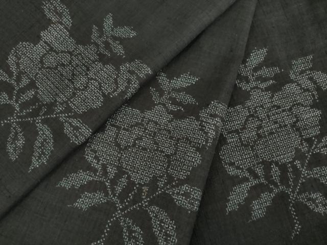 平和屋着物●本場結城紬　重要無形文化財　100亀甲　飛び亀甲柄　舞花文　黒地　正絹　逸品　AABE3477ck