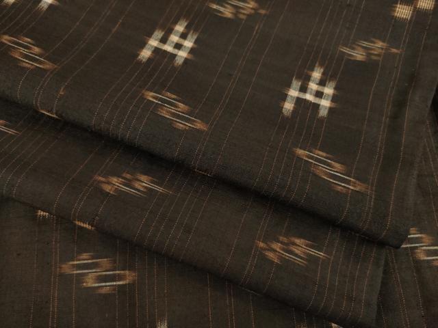 平和屋着物●国指定重要無形文化財　本場久米島紬　手織　琉球絣文様　　正絹　逸品　AABE4424ck