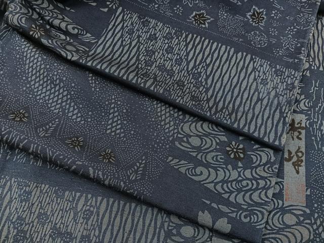 平和屋着物▽上質な小紋　単衣　作家物　紬地　本藍　型絵染　横段花文　正絹　逸品　BAAT1132hv