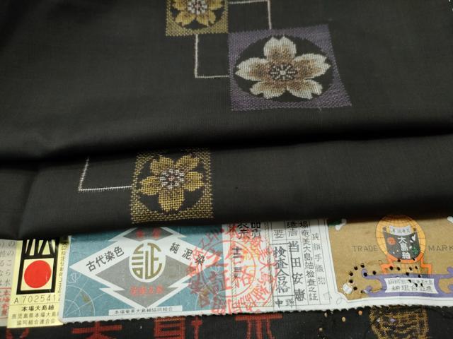 平和屋着物●本場大島紬　9マルキ　泥染め　地空き　色紙重ね舞桜文　当田安憲作　証紙付き　正絹　逸品　未使用　CAAS6758yc