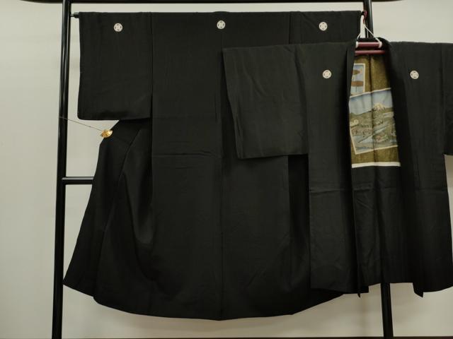 平和屋着物●男性　黒紋付　羽織セット　羽裏：人物風景文　正絹　逸品　CAAT9293dy