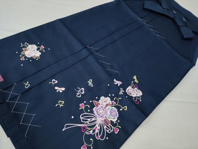 平和屋着物●女性　行灯袴　総刺繍　花唐草文　留紺色　卒業式　洗える着物　未使用　CAAU2299yc