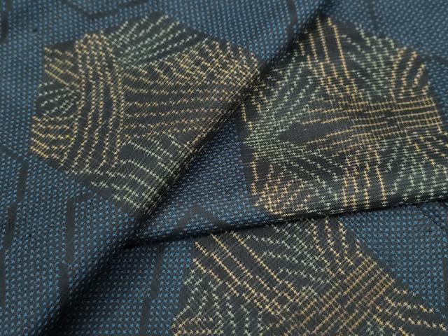 平和屋着物●本場大島紬　7マルキ　亀甲重ね吉祥文　正絹　逸品　CAAU2987yc