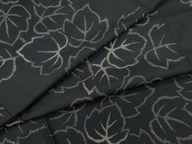 平和屋着物●本場染大島紬　舞葉文　黒地　まるやま扱い　正絹　逸品　CAAU9626vf