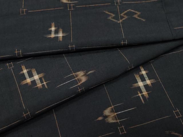 平和屋着物●本場琉球紬　琉球絣文様　黒地　正絹　逸品　CAAV6436vf