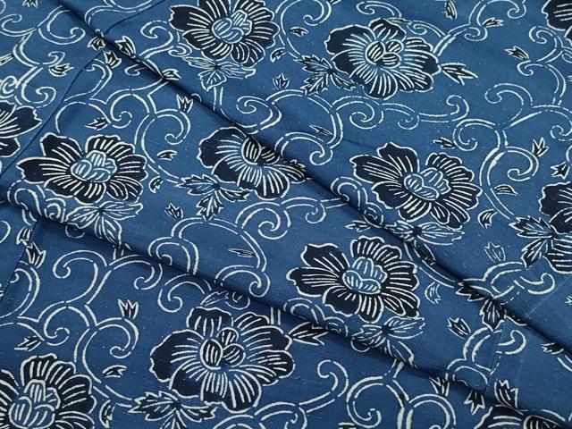 平和屋着物●上質な小紋　紬地　本藍型絵染　花唐草文　正絹　逸品　CAAV6742vf
