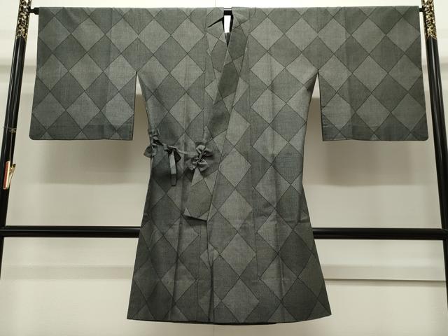 平和屋着物＃道中着　単衣　紬地　菱繋ぎ文　黒地　ロング丈　正絹　逸品　CAAW4813dy