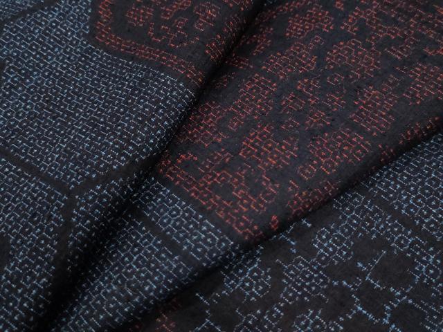 平和屋着物●本場結城紬　重要無形文化財　80亀甲　亀甲重ね花唐草文　正絹　逸品　CAAW7780yc