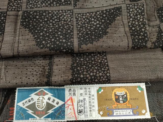平和屋着物●本場大島紬　9マルキ　泥染め　色紙吉祥文　久井絹織物謹製　証紙付き　正絹　逸品　未使用　CAAW8597yc