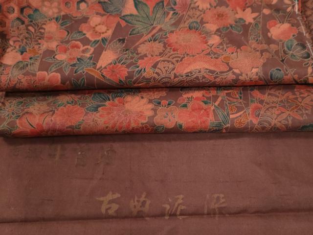 平和屋着物●石川県指定無形文化財　牛首紬　白山工房　手織り　古典泥染　熨斗花唐草文　反端付き　正絹　逸品　未使用　CAAZ2893yc