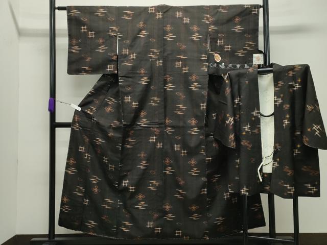 平和屋着物●国指定重要無形文化財　本場久米島紬　手織　道中着セット　泥染め　絵絣　草木染　反端付き　正絹　逸品　CABA9821gh
