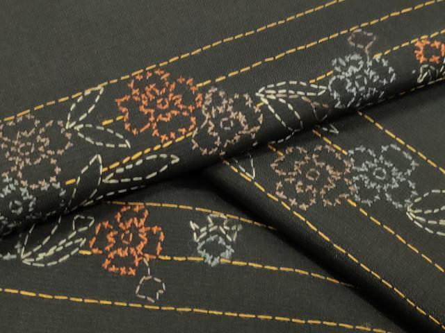 平和屋着物●上質な小紋　紬地　総刺繍　刺し子　横段草花文　黒地　正絹　逸品　CABA9919gh