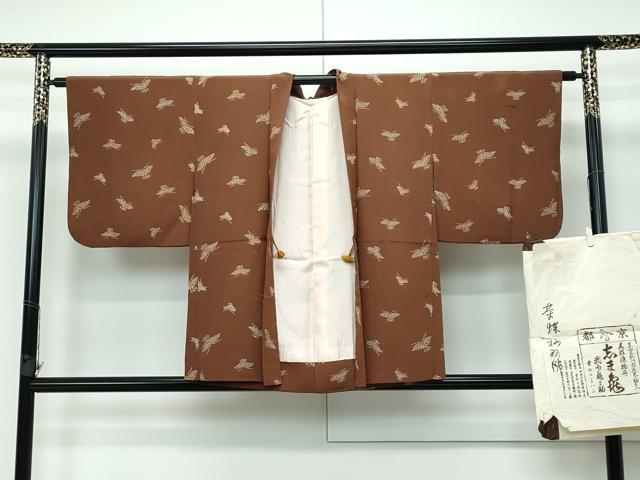 平和屋着物■極上　銀座　志ま亀　羽織　型染め　舞蝶文　黒茶色地　羽織紐・たとう紙付き　逸品　CZAA3285s5