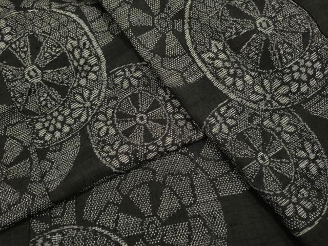 平和屋着物▽上質な紬　単衣　源氏車花文　黒地　正絹　逸品　DAAR5514du