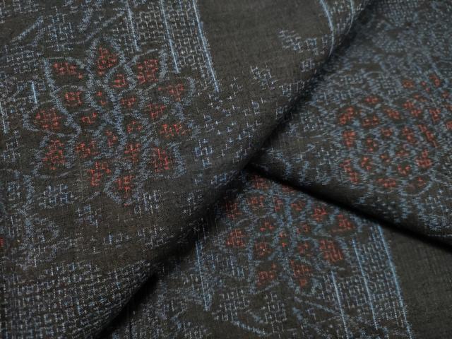 平和屋着物●本場結城紬　重要無形文化財　100亀甲　流水草花文　正絹　逸品　DAAS2011tw