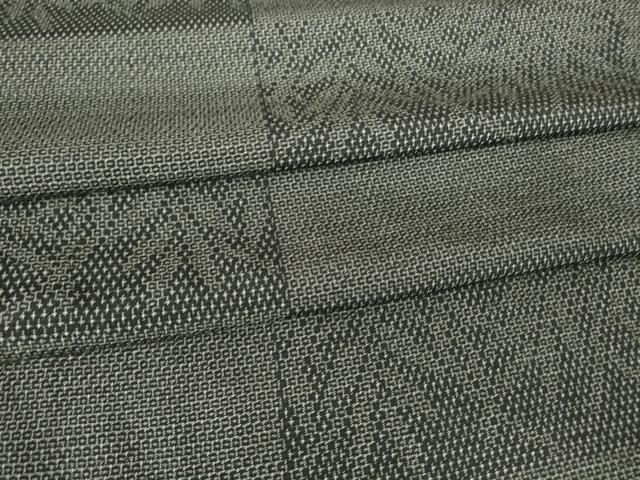 平和屋着物▽本塩沢　単衣　市松草葉文　黒地　110亀甲　正絹　逸品　DAAV5800az
