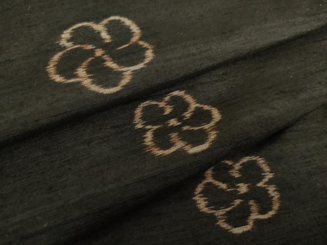 平和屋着物●国指定重要無形文化財　本場久米島紬　手織　捻梅　黒地　正絹　逸品　DAAV6375ps