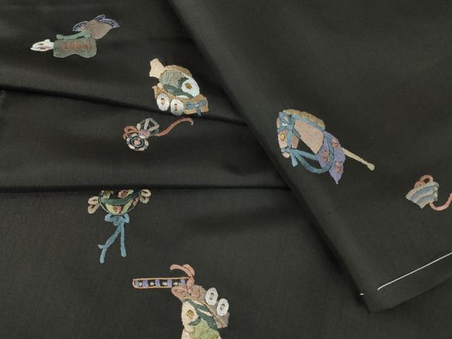 平和屋着物●本場縞大島紬　総刺繍　玩具文　黒地　金糸　正絹　逸品　未使用　DAAX3779az