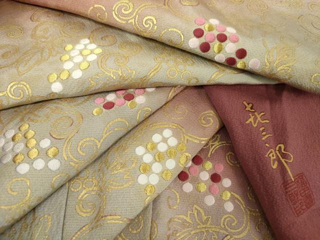 平和屋着物●人間国宝　福田喜三郎　訪問着　刺繍　葡萄唐草文　暈し染め　金彩　正絹　逸品　DAAX4707ps