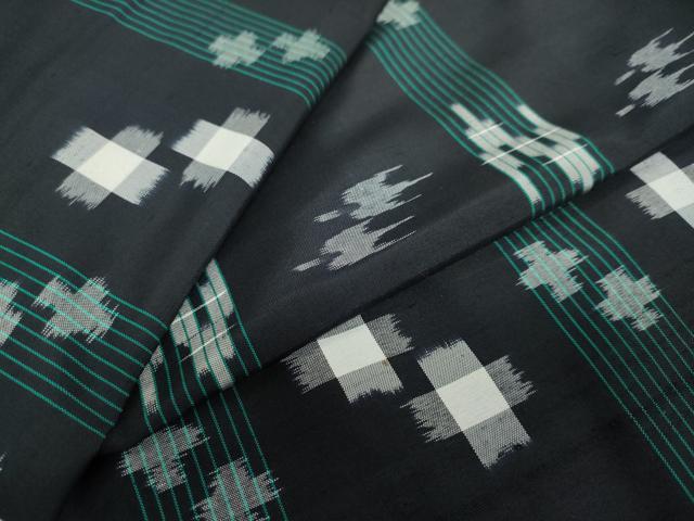 平和屋着物●本場琉球絣　黒地　正絹　逸品　DAAY5232ud