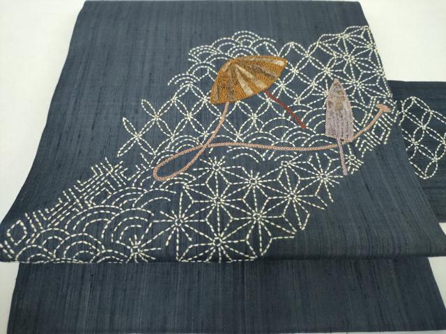 平和屋着物▽中国三大刺繍 相良刺繍 九寸名古屋帯 スリーシーズン帯 春夏秋 紬地 刺し子 総刺繍 和紙 番傘 正絹 逸品 未使用 DAAZ0301ps