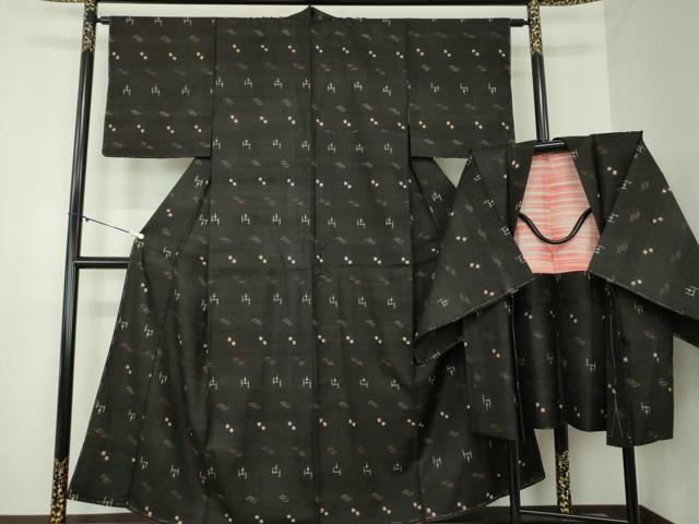 平和屋着物●国指定重要無形文化財　本場久米島紬　手織　アンサンブル　吉祥文　正絹　逸品　未使用　DABA1083ps