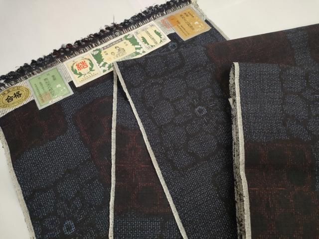 平和屋本店■極上　本場結城紬　重要無形文化財　反物　着尺　80亀甲　花並べ　証紙付き　逸品　未使用　DZAA11315kh5