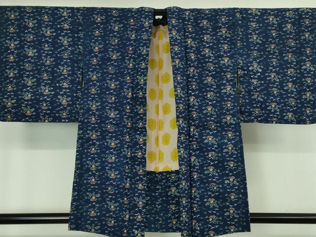 平和屋着物■極上　浦野理一　型染　羽織　紬地　草花文　留紺色地　羽織紐付き　逸品　DZAA8448kh5