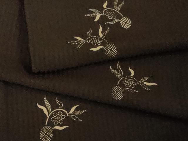 平和屋着物■極上　印傳　小紋　笹蔓緞子　黒鳶色地　逸品　DZAA8906kh5