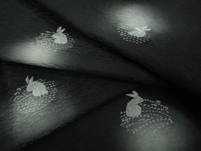 平和屋着物■極上　小紋　総刺繍　兎　うさぎ　蛍暈し　暗黒色地　逸品　DZAA9159kh5