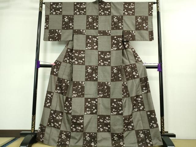 平和屋着物■極上　本場大島紬　刺繍　市松舞桜　逸品　DZAA9624kh5