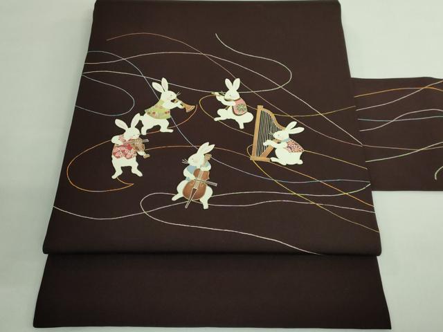 平和屋着物■極上　東京手描き友禅作家　真淵貴昭　塩瀬　九寸名古屋帯　楽器　兎　赤黒色地　金彩　逸品　DZAB0983kh5